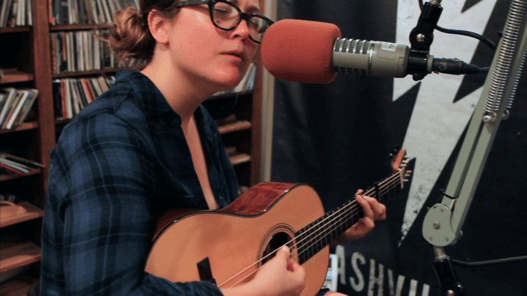 Sara Watkins performs Move Me and Without a Word [video] – Lightning 100