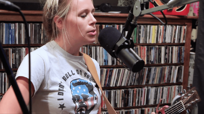 Elise Davis Performs "Married Young" Live – Lightning 100