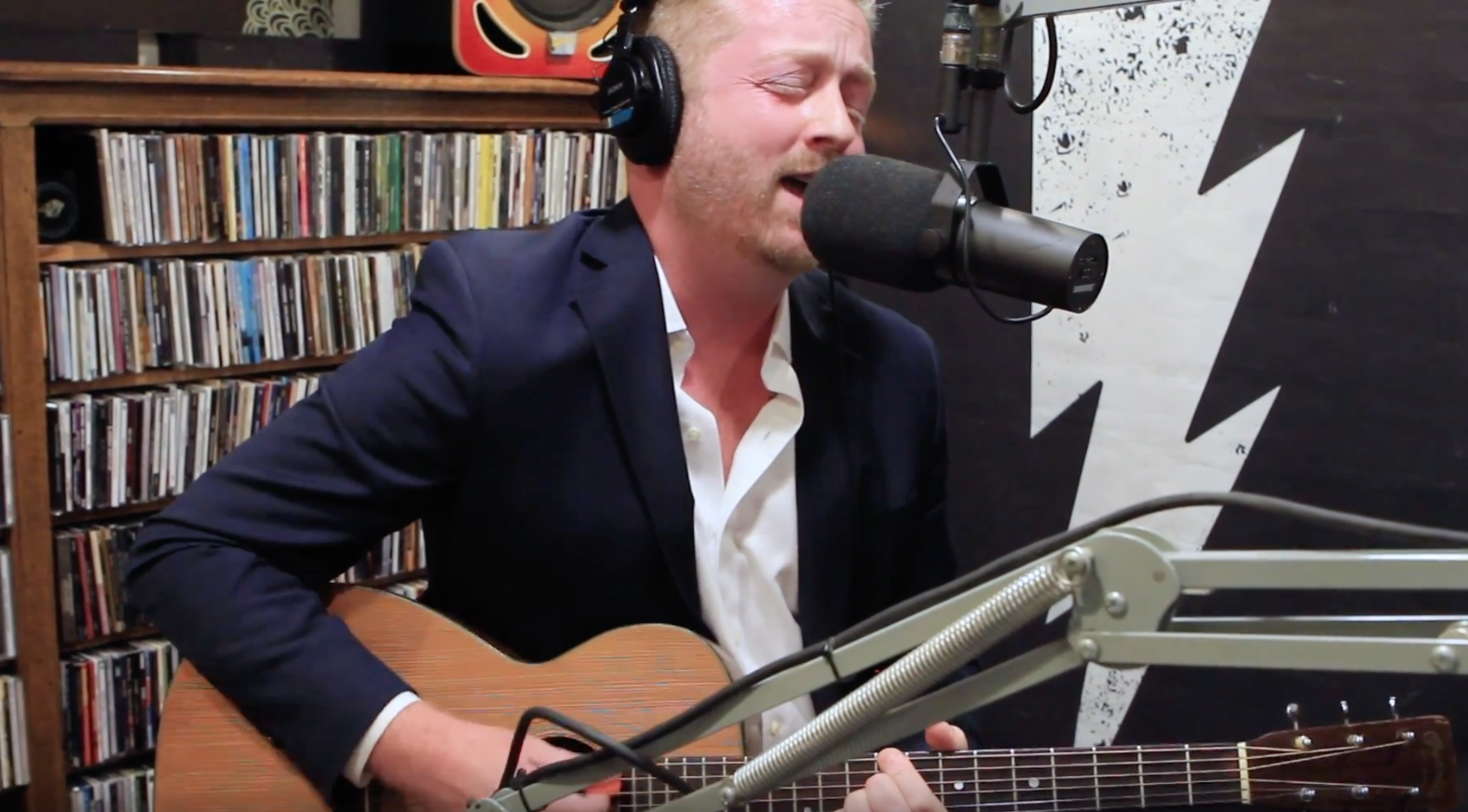 Space Capone performing "Turn Around" and "Friday (Pay Day)" – Lightning 100